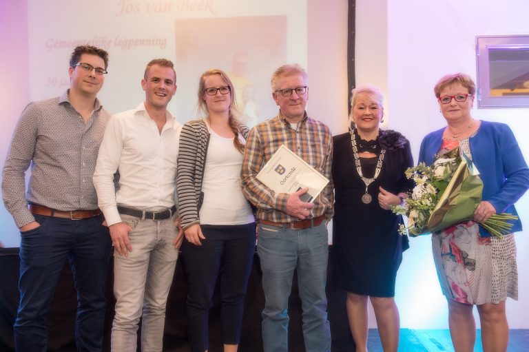 Gemeentelijke legpenning voor Jos van Beek – Stichting Jeugdwerk Baarle Gemeentelijke legpenning voor Jos van Beek – Stichting Jeugdwerk Baarle